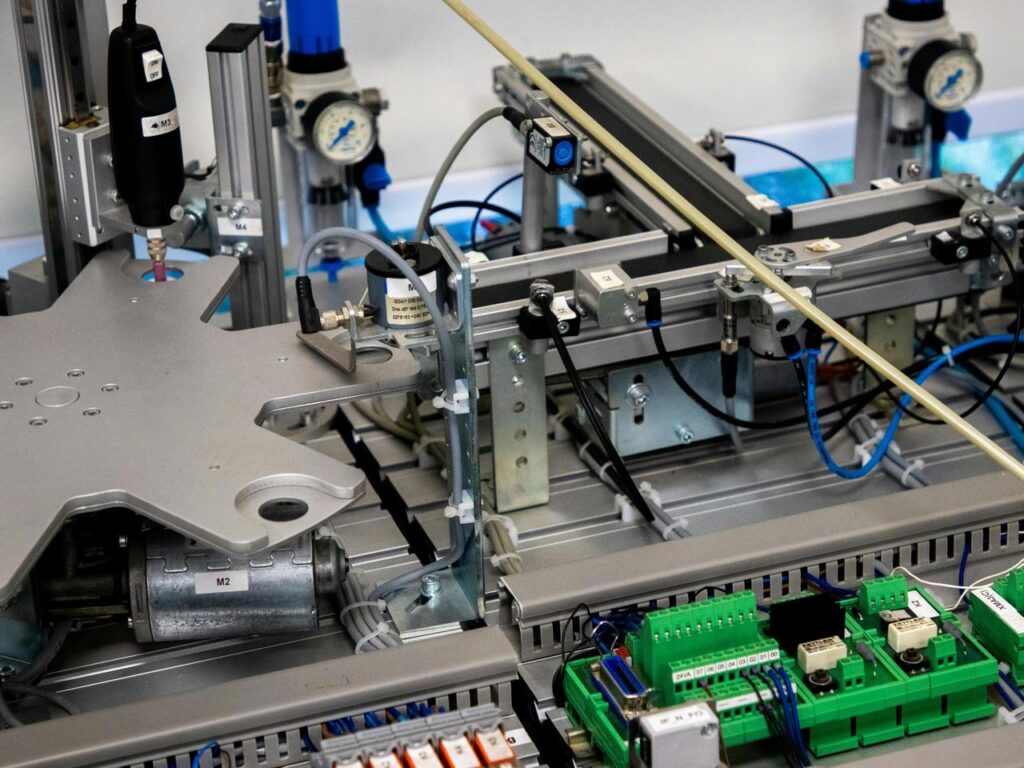 Programación de Robots: El Lenguaje de la Automatización Avanzada - SIAR QRO